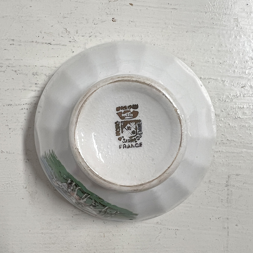 Digoin kaffeskål med lille hvid malkeko fra Bellevue Vintage