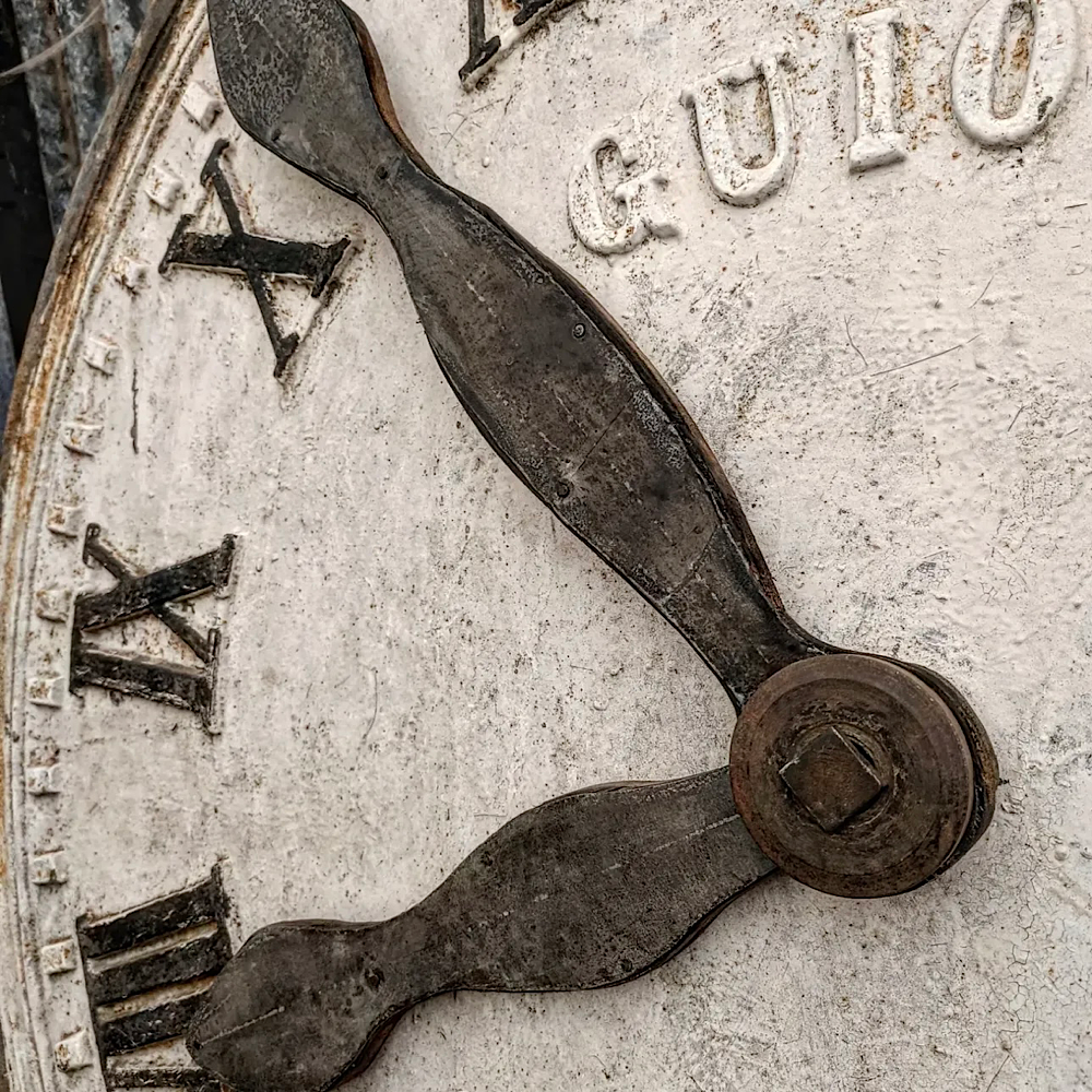 Reloj antiguo francés de hierro fundido de 1886 de Bellevue Vintage