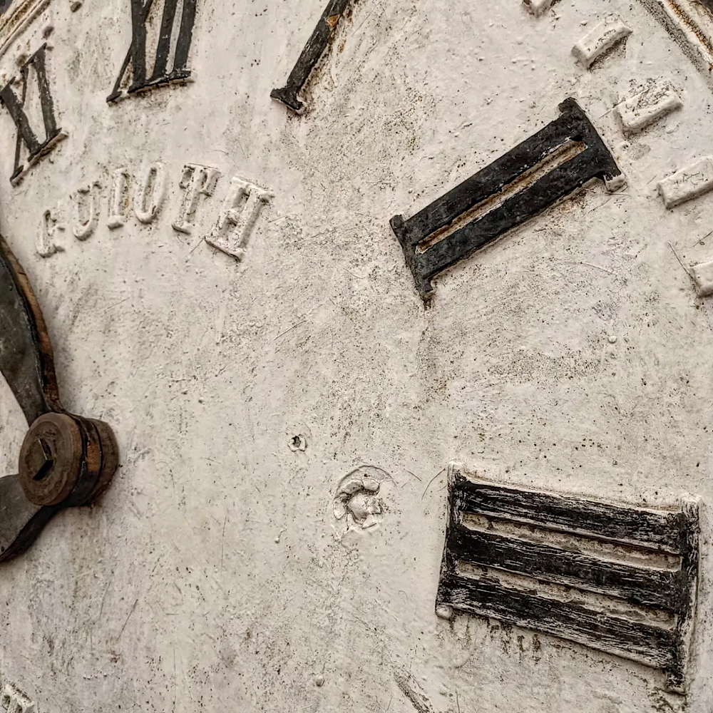 Reloj antiguo francés de hierro fundido de 1886 de Bellevue Vintage