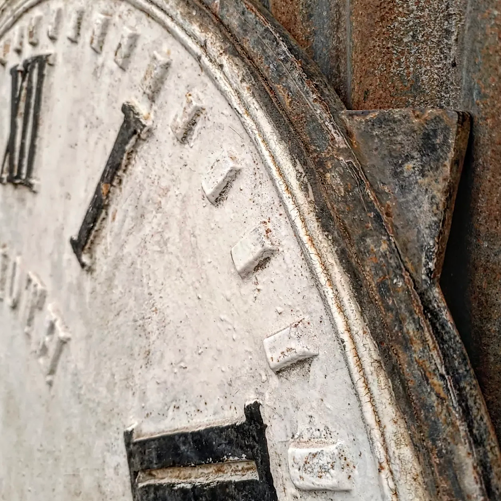 Reloj antiguo francés de hierro fundido de 1886 de Bellevue Vintage