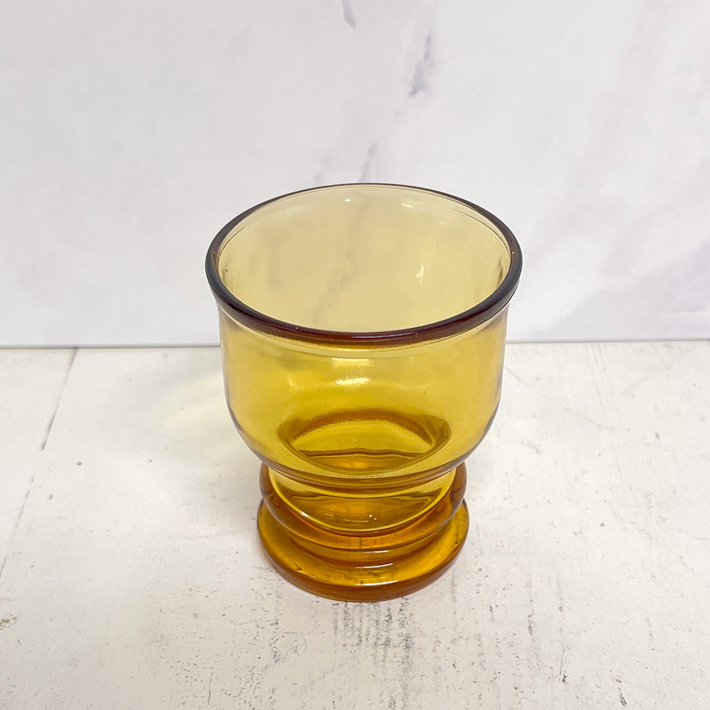 Fransk Pernod-glass i ravfarget fra Bellevue Vintage