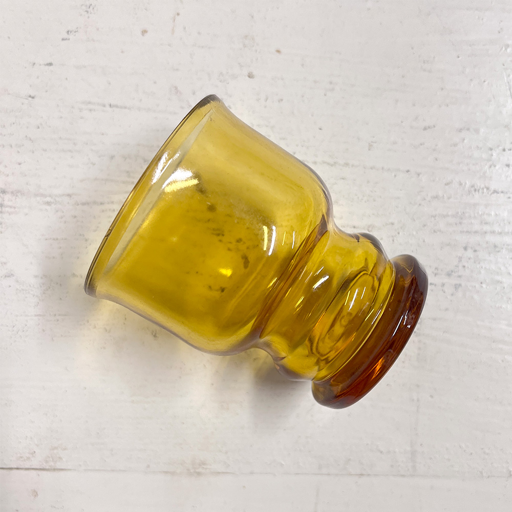 Fransk Pernod-glass i ravfarget fra Bellevue Vintage