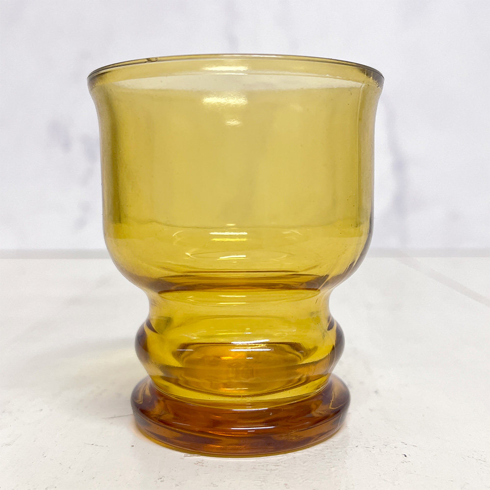 Fransk Pernod-glass i ravfarget fra Bellevue Vintage